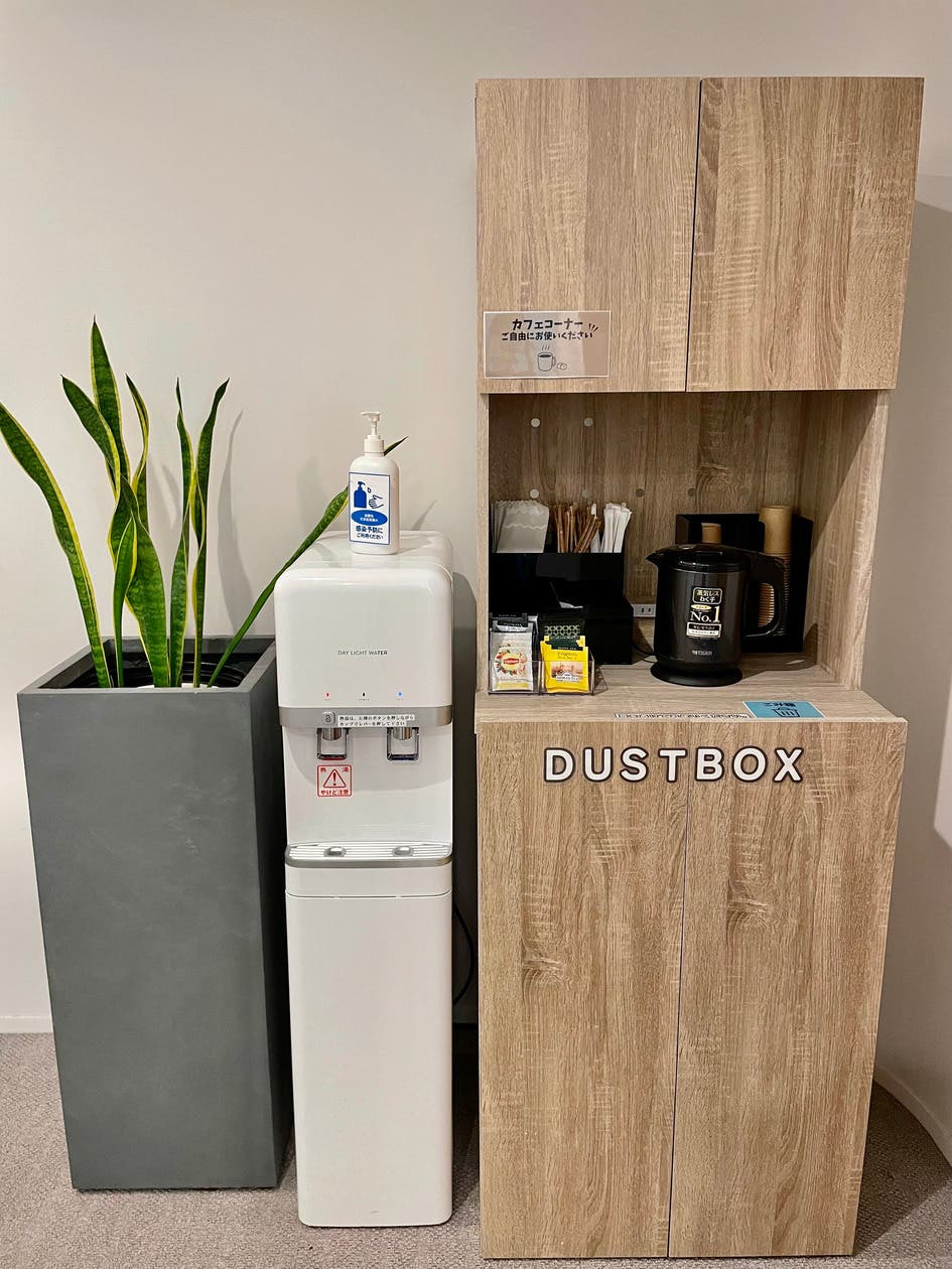 【梅田会議室】東梅田駅から徒歩1分！開放的！モニター大！会議と打合せに最適な8名部屋の写真6