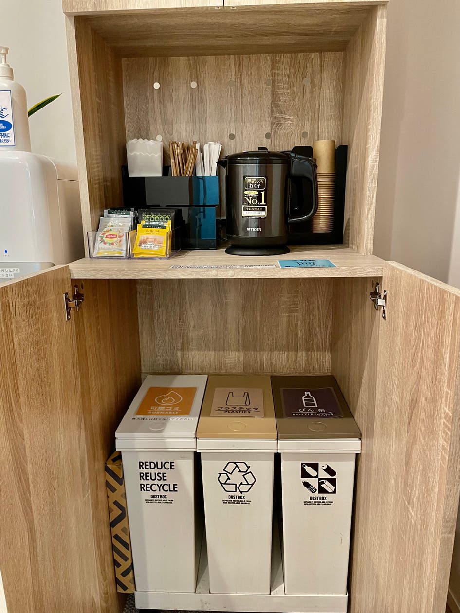 【梅田会議室】東梅田駅から徒歩1分！開放的！モニター大！会議と打合せに最適な8名部屋の写真7