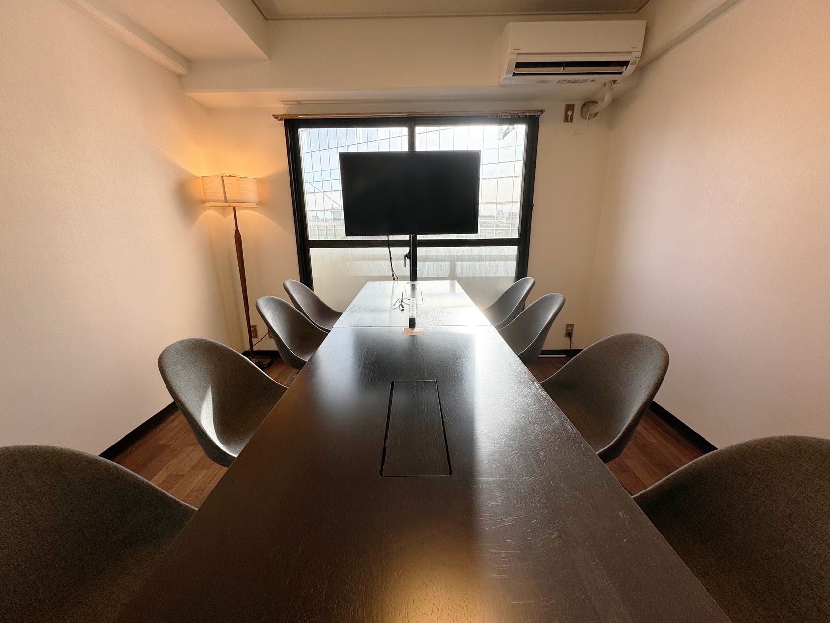 六本木駅徒歩15秒｜最大8名｜即予約｜ビジネスやパーティーの利用に最適！夜間の休憩利用も可能！ワンコイン会議室 六本木の写真5