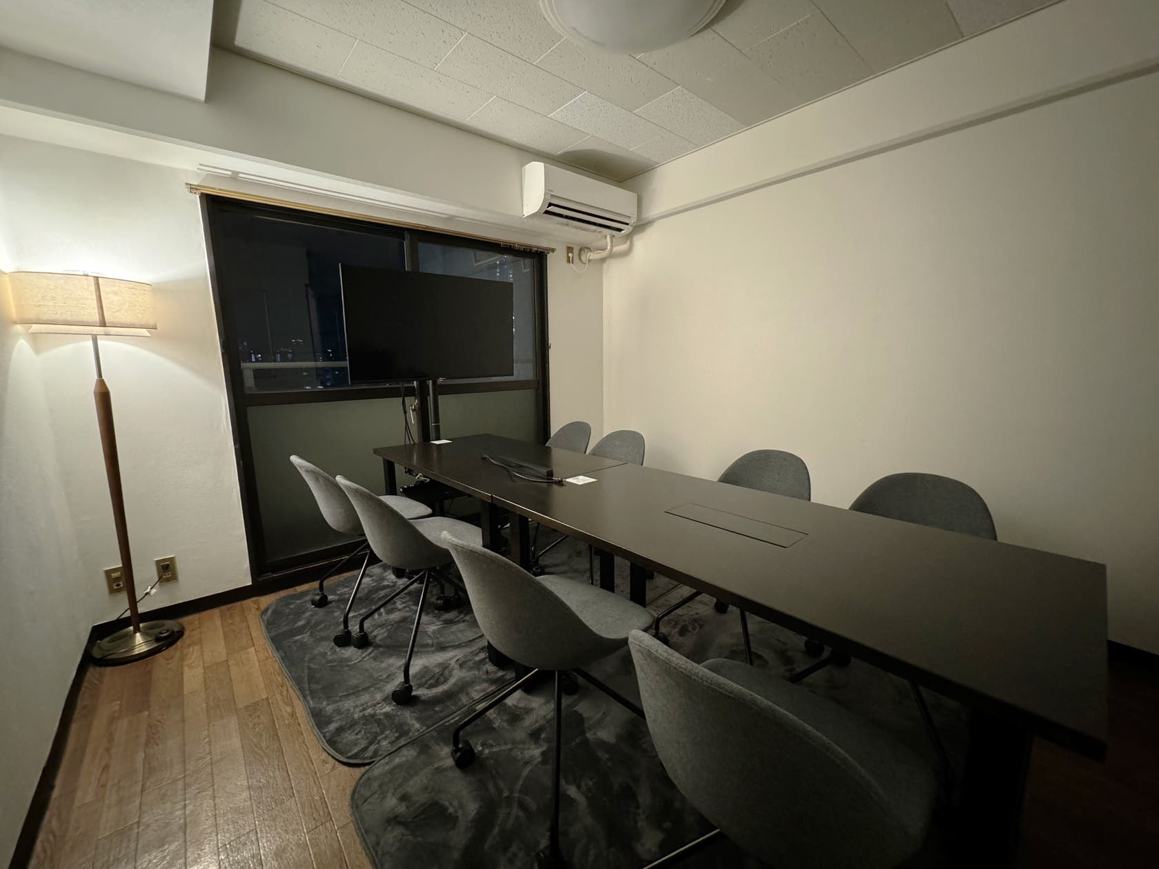 六本木駅徒歩15秒｜最大8名｜即予約｜ビジネスやパーティーの利用に最適！夜間の休憩利用も可能！ワンコイン会議室 六本木の写真14
