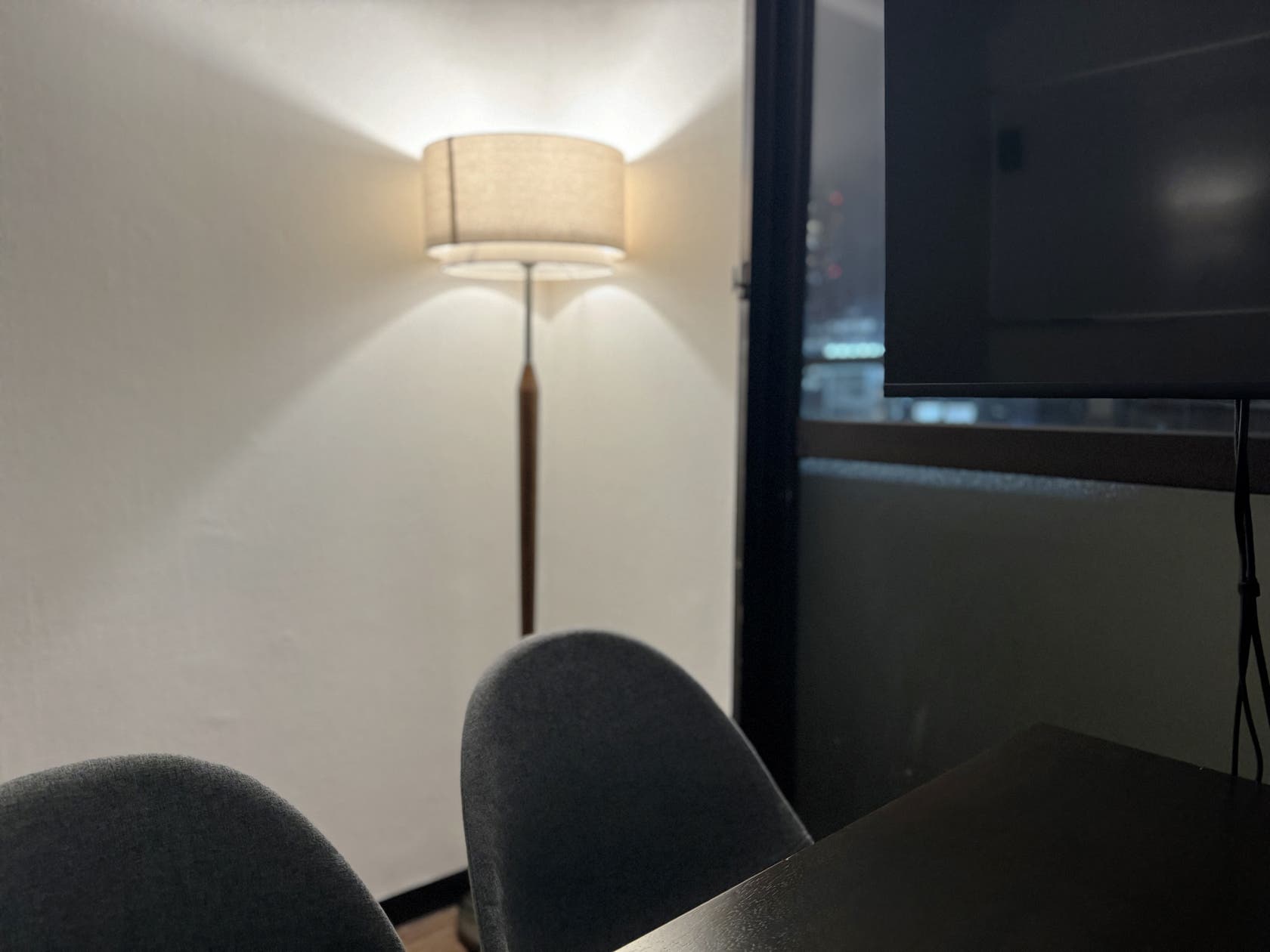 六本木駅徒歩15秒｜最大8名｜即予約｜ビジネスやパーティーの利用に最適！夜間の休憩利用も可能！ワンコイン会議室 六本木の写真15