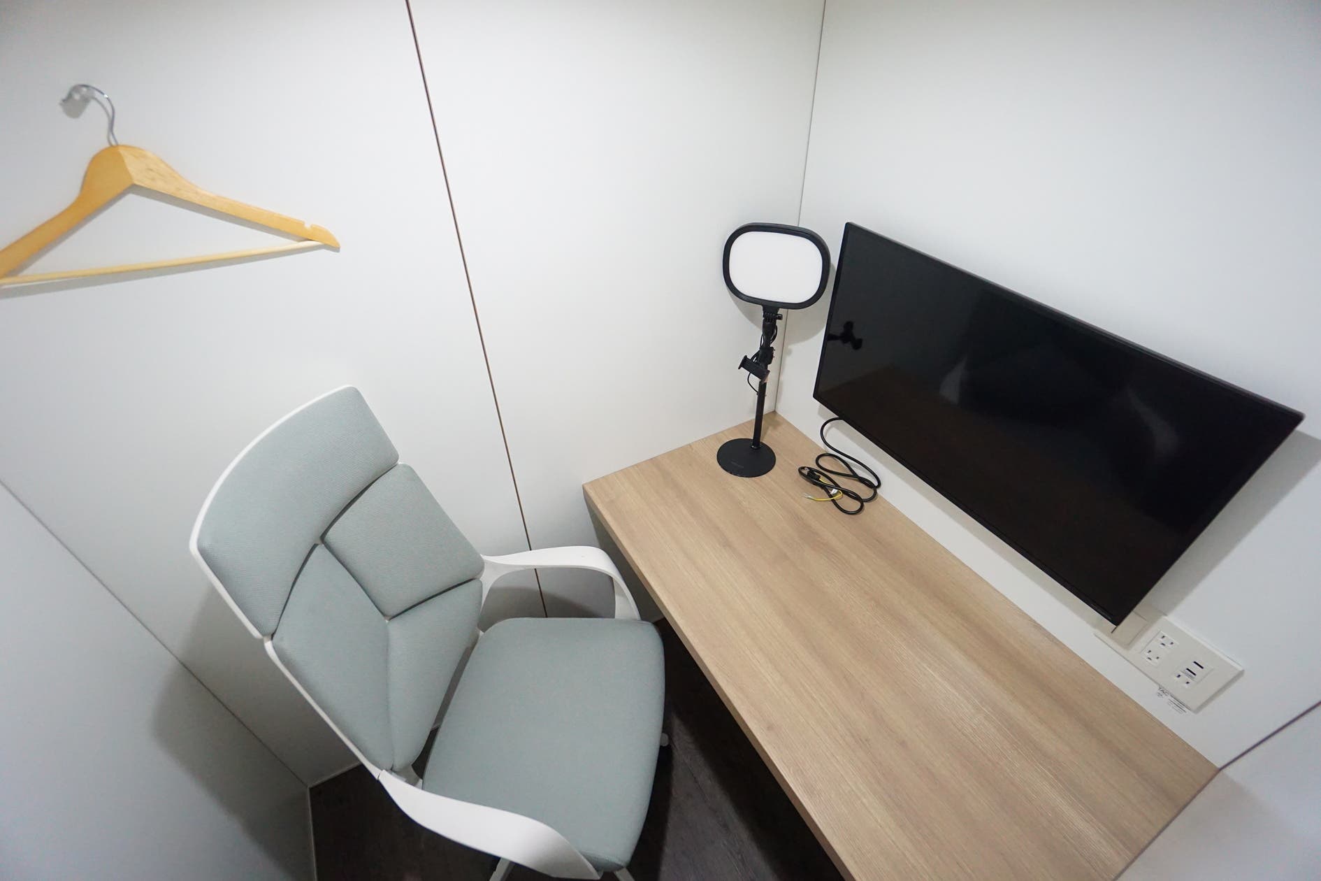 ＜PRIME BOOTH丸の内駅前No.1（ラージ）＞丸の内駅2番出口1分🚃完全個室🚪光回線Wi-Fi📶モニター🖥電源🔌の写真1