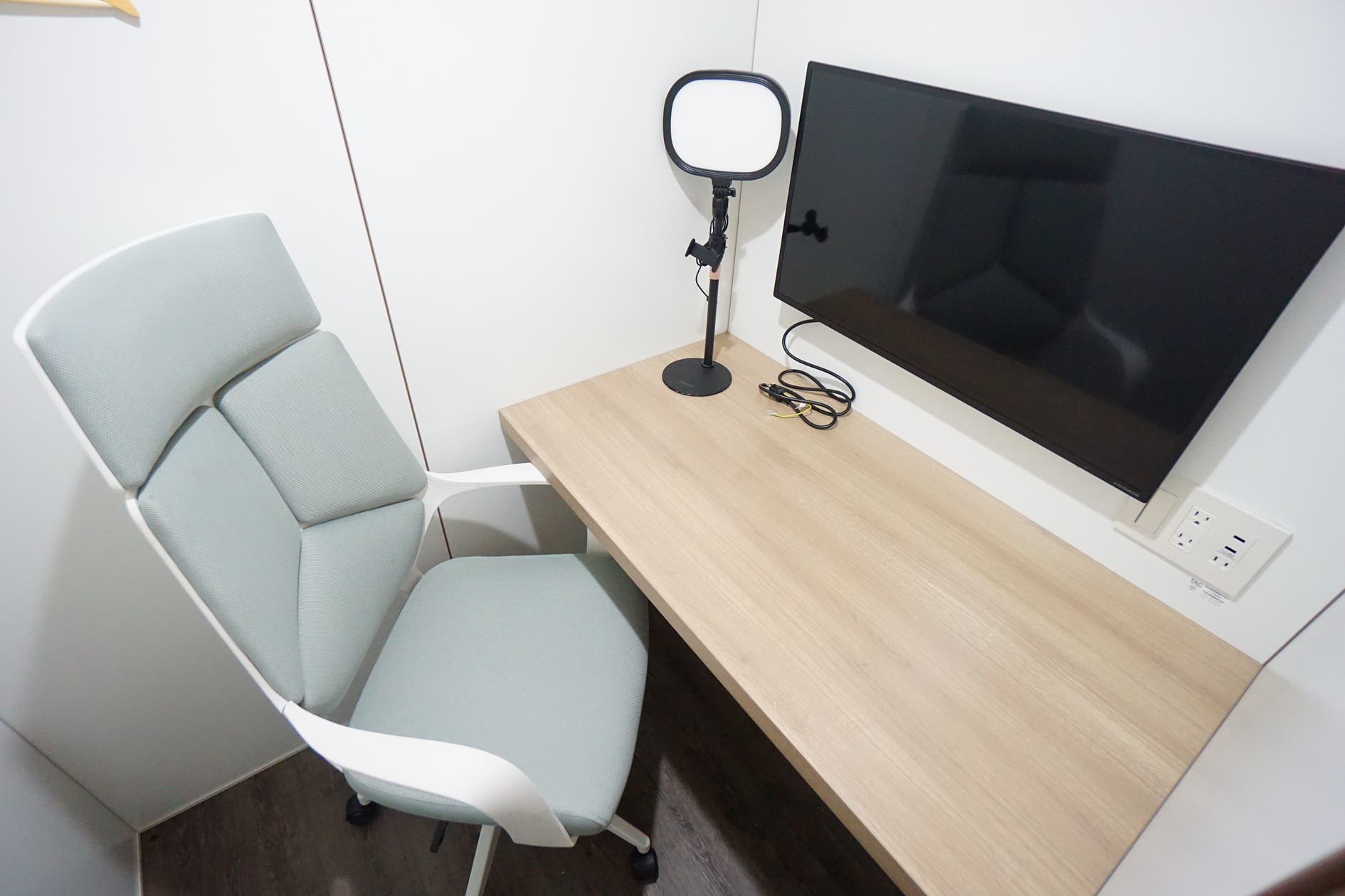 ＜PRIME BOOTH丸の内駅前No.1（ラージ）＞丸の内駅2番出口1分🚃完全個室🚪光回線Wi-Fi📶モニター🖥電源🔌の写真4