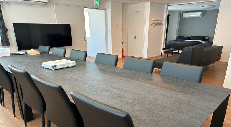《高崎駅徒歩１８分/駐車場付/１F/新築で綺麗》少人数～15名・Wi-fi・キッチン付で会議・研修・お料理教室などに！
