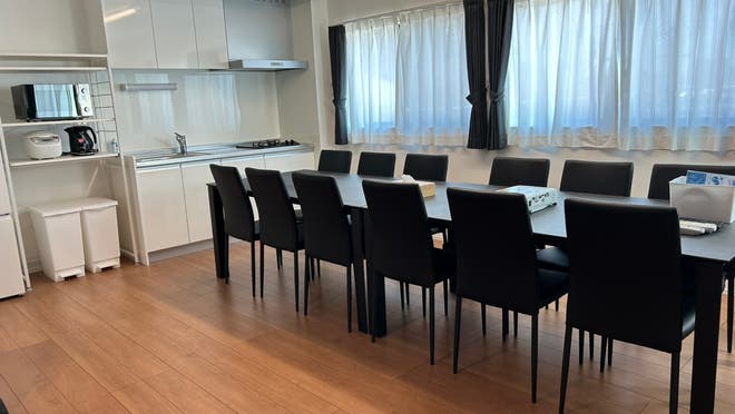 《高崎駅徒歩18分/駐車場付/1F/新築で綺麗》少人数~15名・Wi-fi・キッチン付で会議・研修・お料理教室などに!の写真4