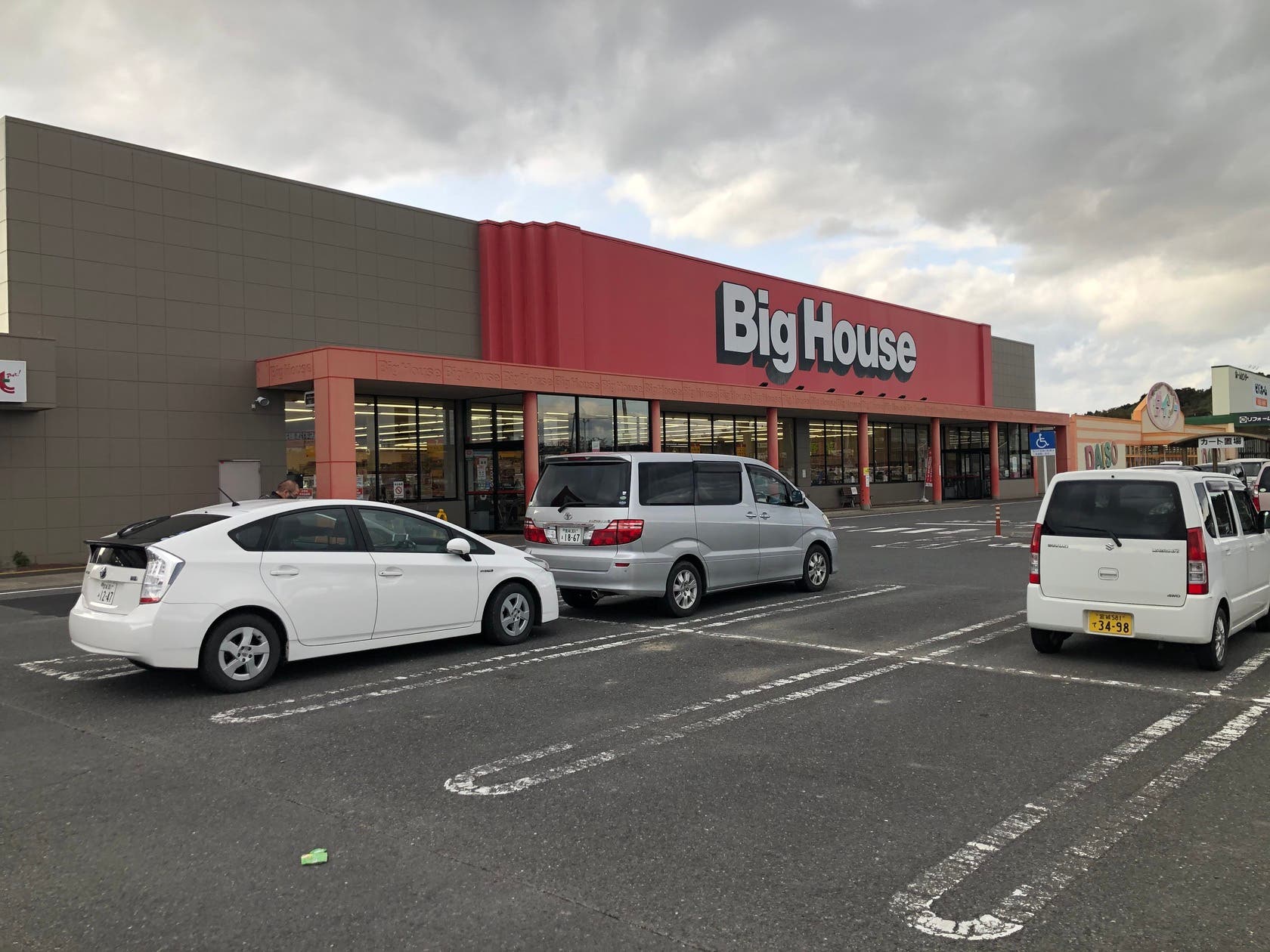 【フレスポつきだてショッピングセンター】駐車場の写真2