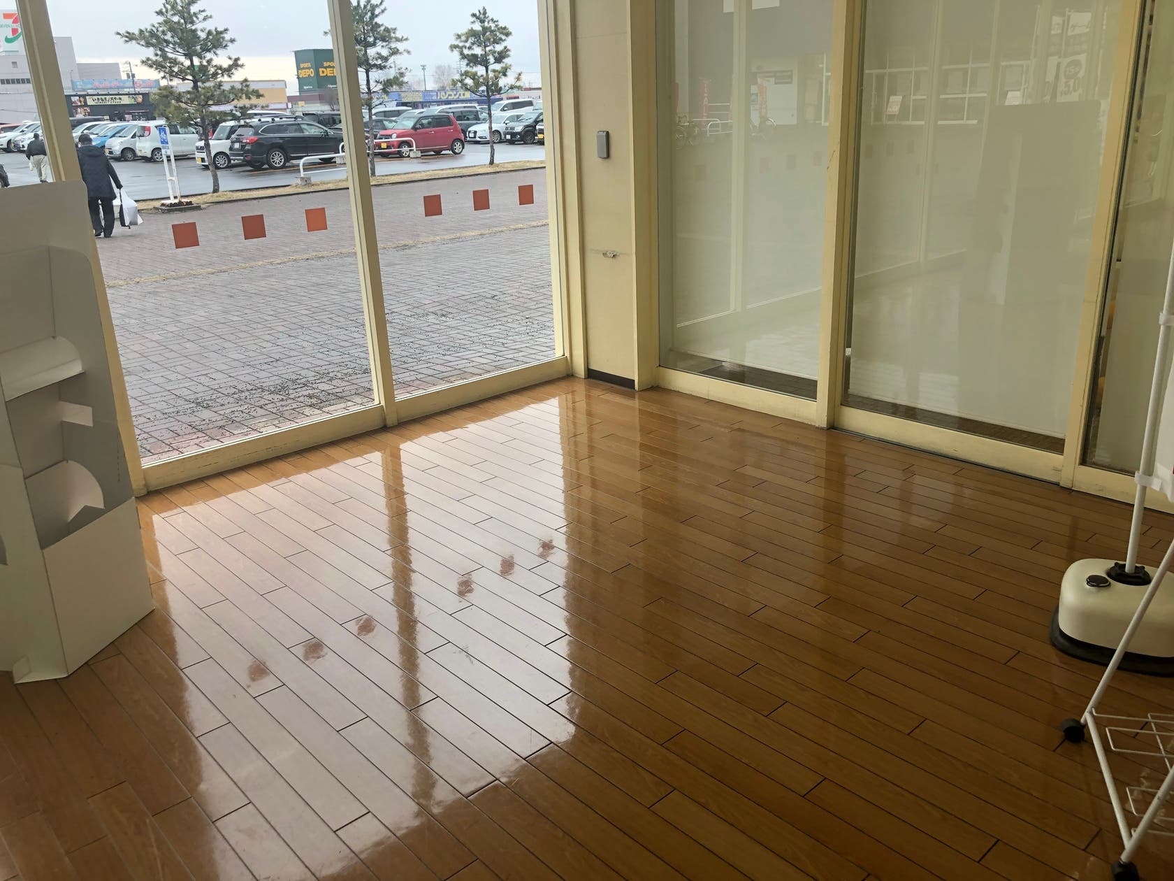 【フレスポ・ニッテン】Ｃ棟　風除室内の写真2