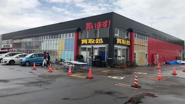 【フレスポ北斗】平面駐車場内(萬屋店舗前)の写真2