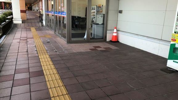 【フレスポ御所野】ジェイマルエー東側風除室脇の写真2