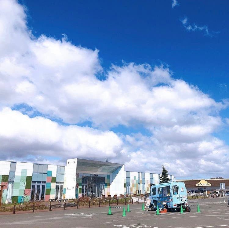 【フレスポ恵み野】屋外スペース(正面駐車場前)の写真3