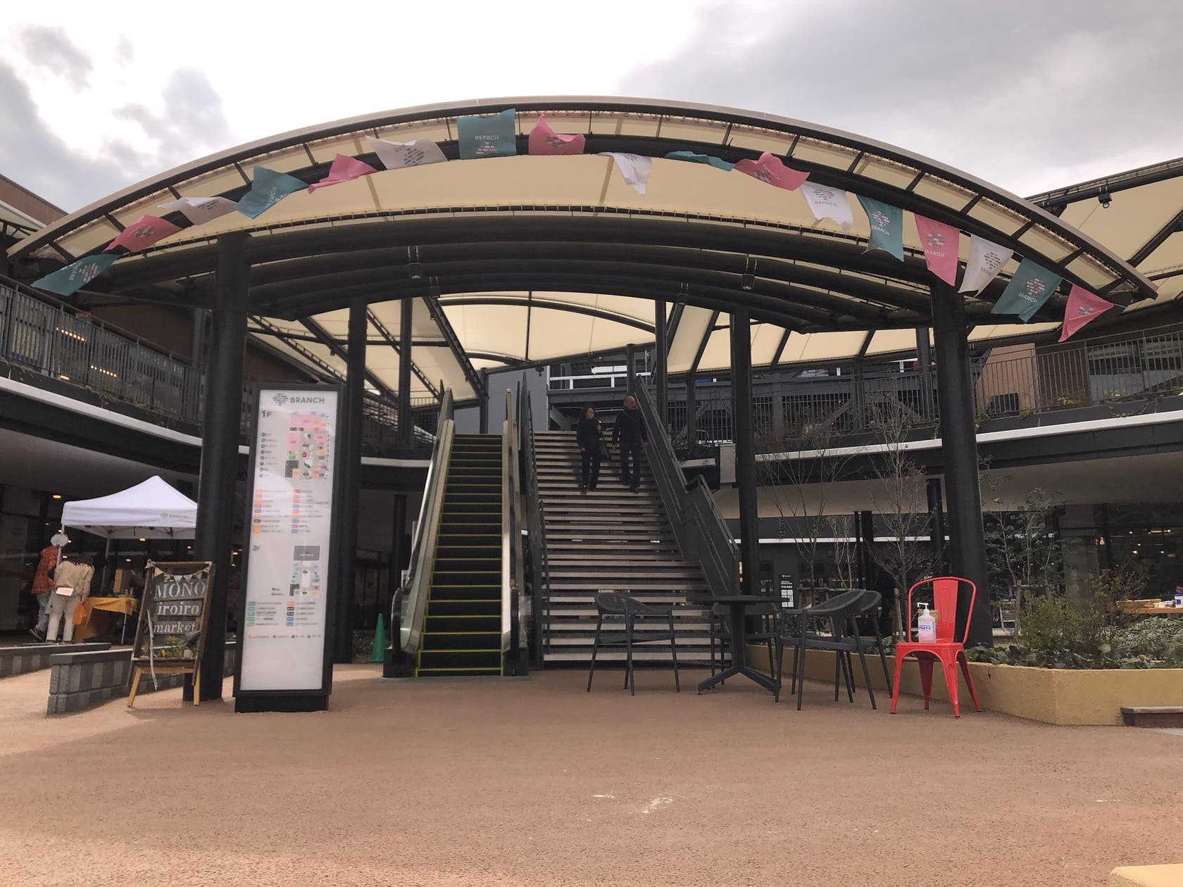 【ＢＲＡＮＣＨ仙台】WEST1F　中央広場(エスカレーター下)の写真2