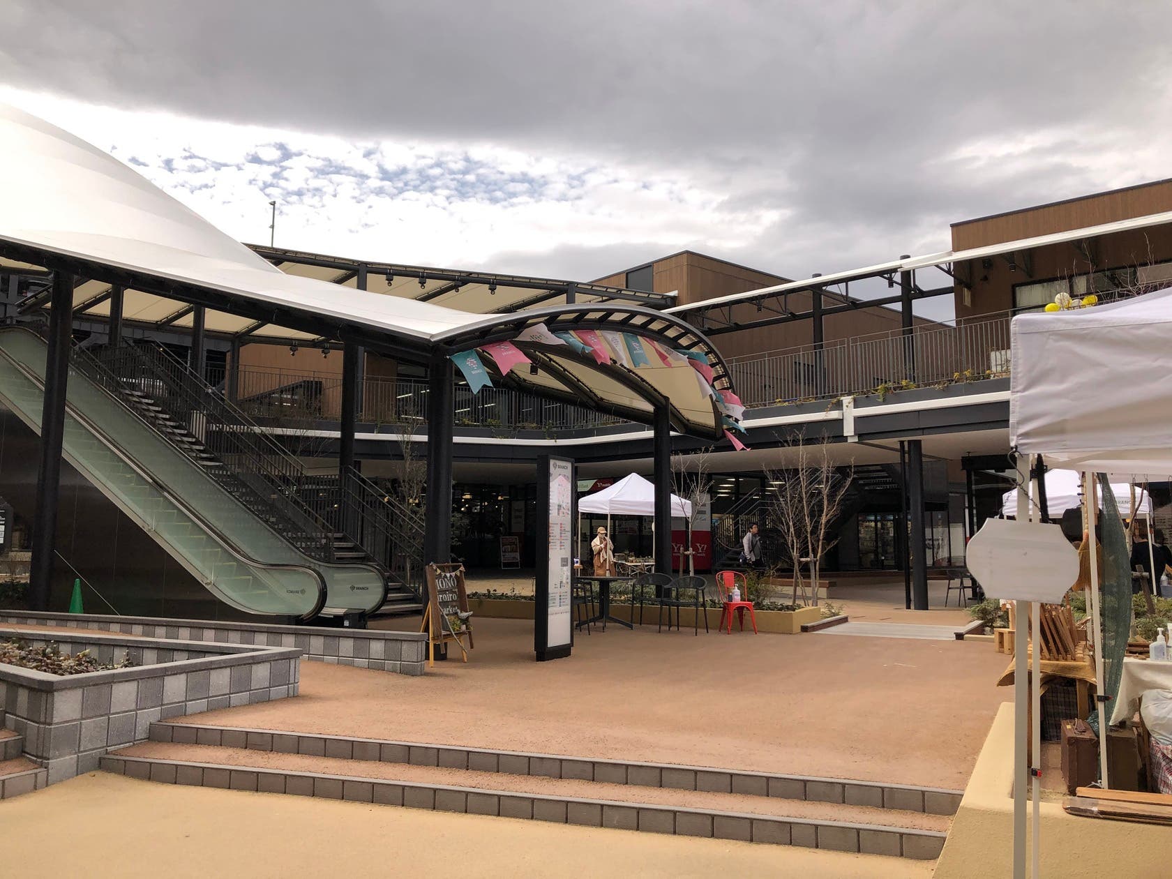 【ＢＲＡＮＣＨ仙台】WEST1F　中央広場(エスカレーター下)の写真3