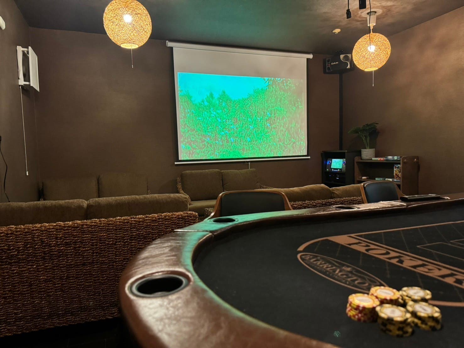 【FAMILYPOT 池袋店】池袋駅西口繫華街徒歩7分 カラオケや本格ポーカーテーブルもあるバリ風スペースの写真1