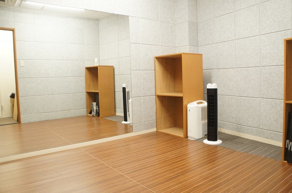 Cスタジオ／ダンスや楽器の個人練習に最適♪ 大型鏡に防音仕様の個室空間はスピーカーやモニターが使い放題!!の写真9