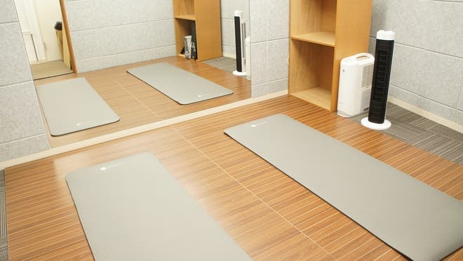 Cスタジオ/ダンスや楽器の個人練習に最適♪ 大型鏡に防音仕様の個室空間はスピーカーやモニターが使い放題!!の写真10