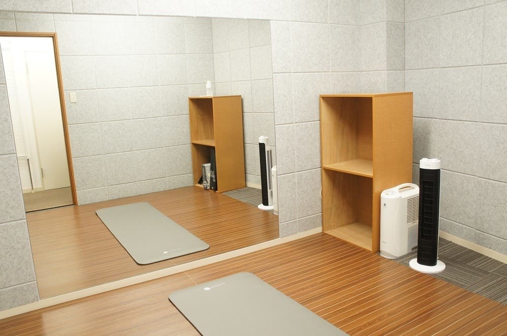 Cスタジオ／ダンスや楽器の個人練習に最適♪ 大型鏡に防音仕様の個室空間はスピーカーやモニターが使い放題!!の写真12