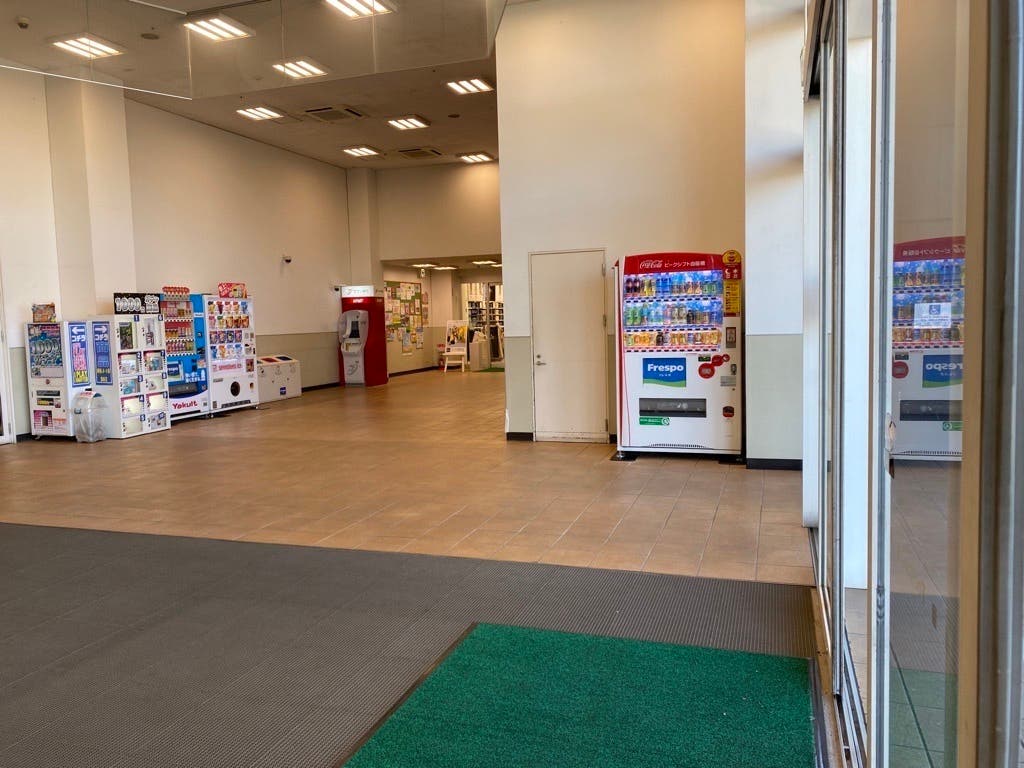 【フレスポ稲毛】イーストモール1F共用部(風除室)の写真2