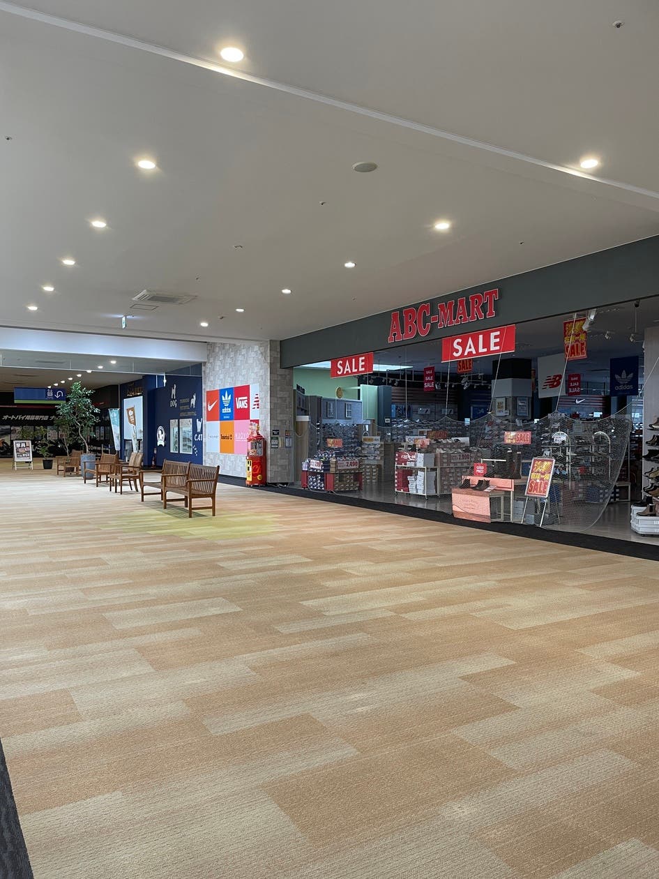 【フレスポ稲毛】イーストモール1F共用部（ABC-MART前）①（ビッグウッド側）の写真2