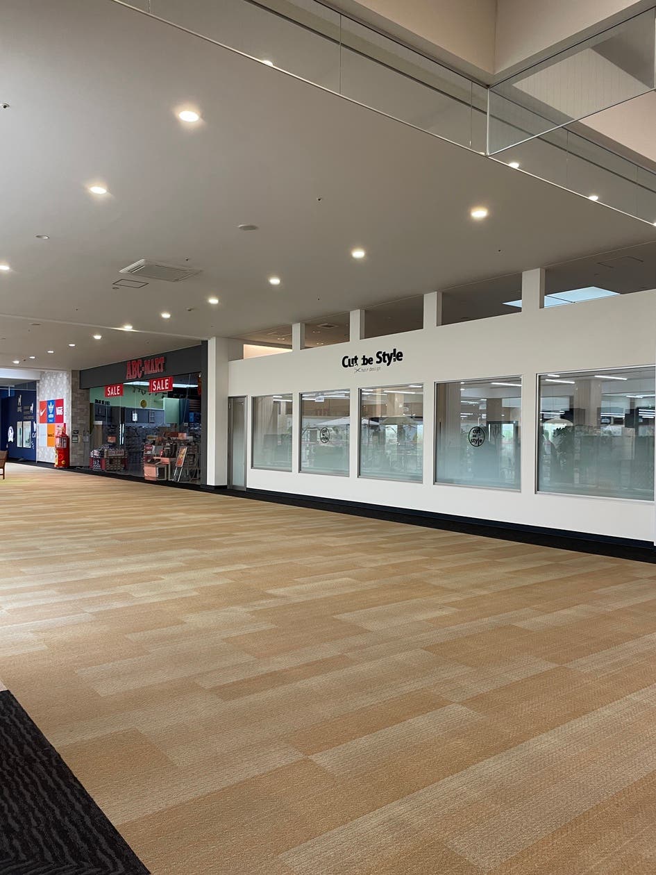 【フレスポ稲毛】イーストモール1F共用部（ABC-MART前）②（カットビー側）の写真2