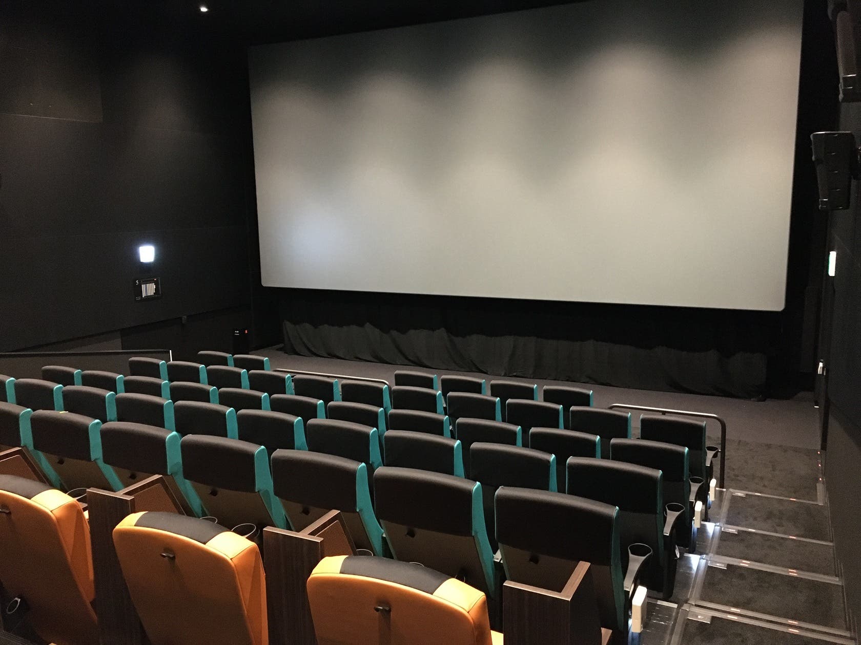 みなとみらい駅直結モール内の映画館81席ーイベント、会議、セミナーなど多様な用途での写真1