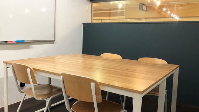 【夙川駅 商業ビル内コワーキングスペース】ミーティング、レッスン等に!ネット安定!【A-1 4〜5名用 パーテーションルーム】の写真1