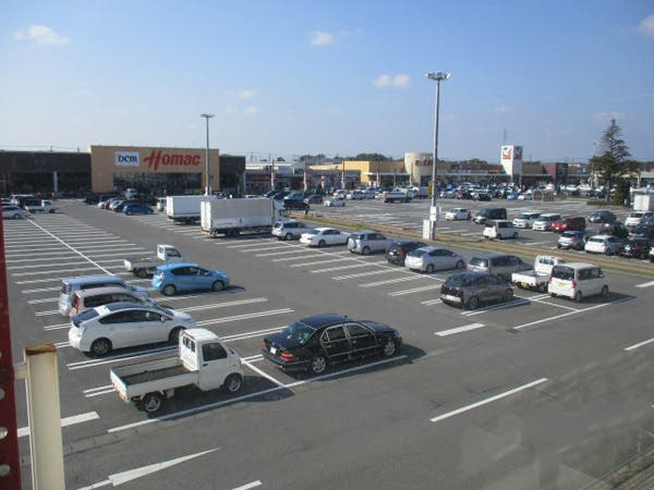 【ヨークタウン坂東】TSUTAYA前駐車場①の写真1