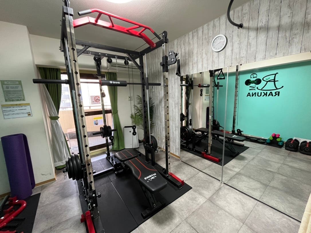 ＜RAKUNA神田・秋葉原＞ 完全個室ジム！スミスマシン、ダンベル、フィットネスバイク、全身鏡、その他完備☆の写真2