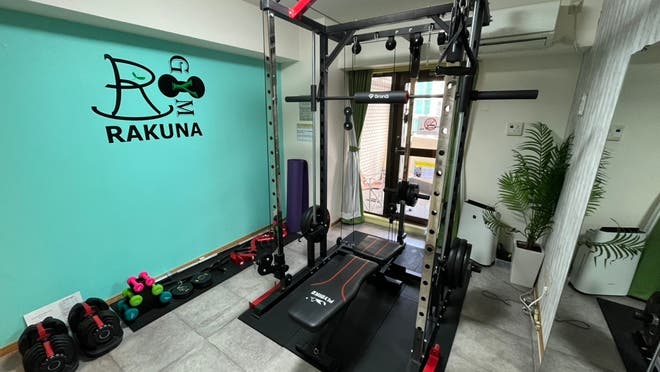 <RAKUNA神田・秋葉原> 完全個室ジム!スミスマシン、ダンベル、フィットネスバイク、全身鏡、その他完備☆の写真1