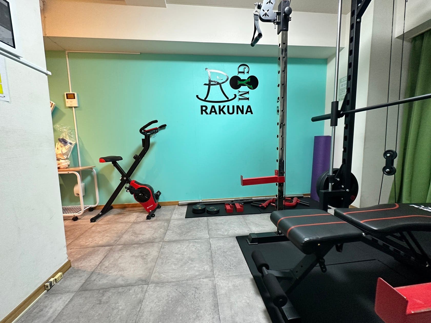 ＜RAKUNA神田・秋葉原＞ 完全個室ジム！スミスマシン、ダンベル、フィットネスバイク、全身鏡、その他完備☆の写真4
