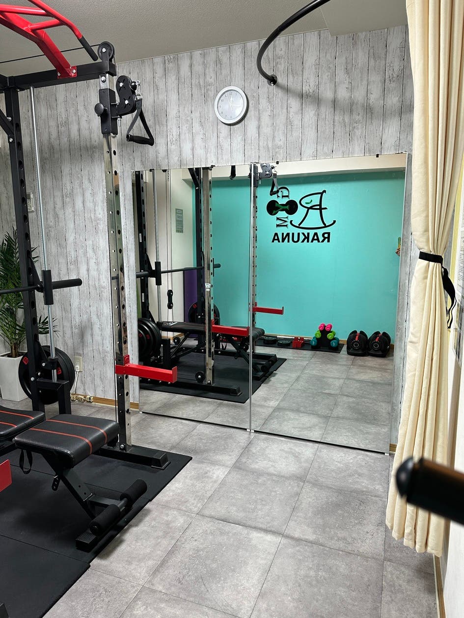 ＜RAKUNA神田・秋葉原＞ 完全個室ジム！スミスマシン、ダンベル、フィットネスバイク、全身鏡、その他完備☆の写真3