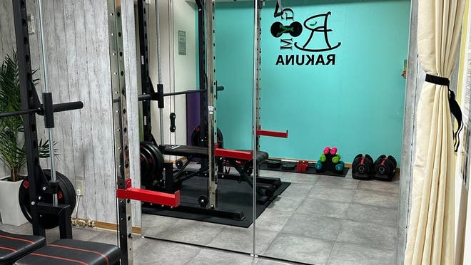 <RAKUNA神田・秋葉原> 完全個室ジム!スミスマシン、ダンベル、フィットネスバイク、全身鏡、その他完備☆の写真3