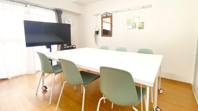 【四条駅・烏丸駅3分】最大6名/高速Wifi/最大100㌅プロジェクター/50㌅大型TV/飲食OK/セミナー・リモートに最適!の写真1