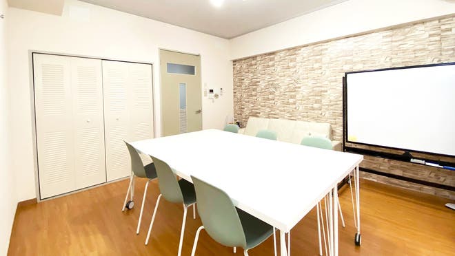 【四条駅・烏丸駅3分】最大6名/高速Wifi/最大100㌅プロジェクター/50㌅大型TV/飲食OK/セミナー・リモートに最適!の写真4