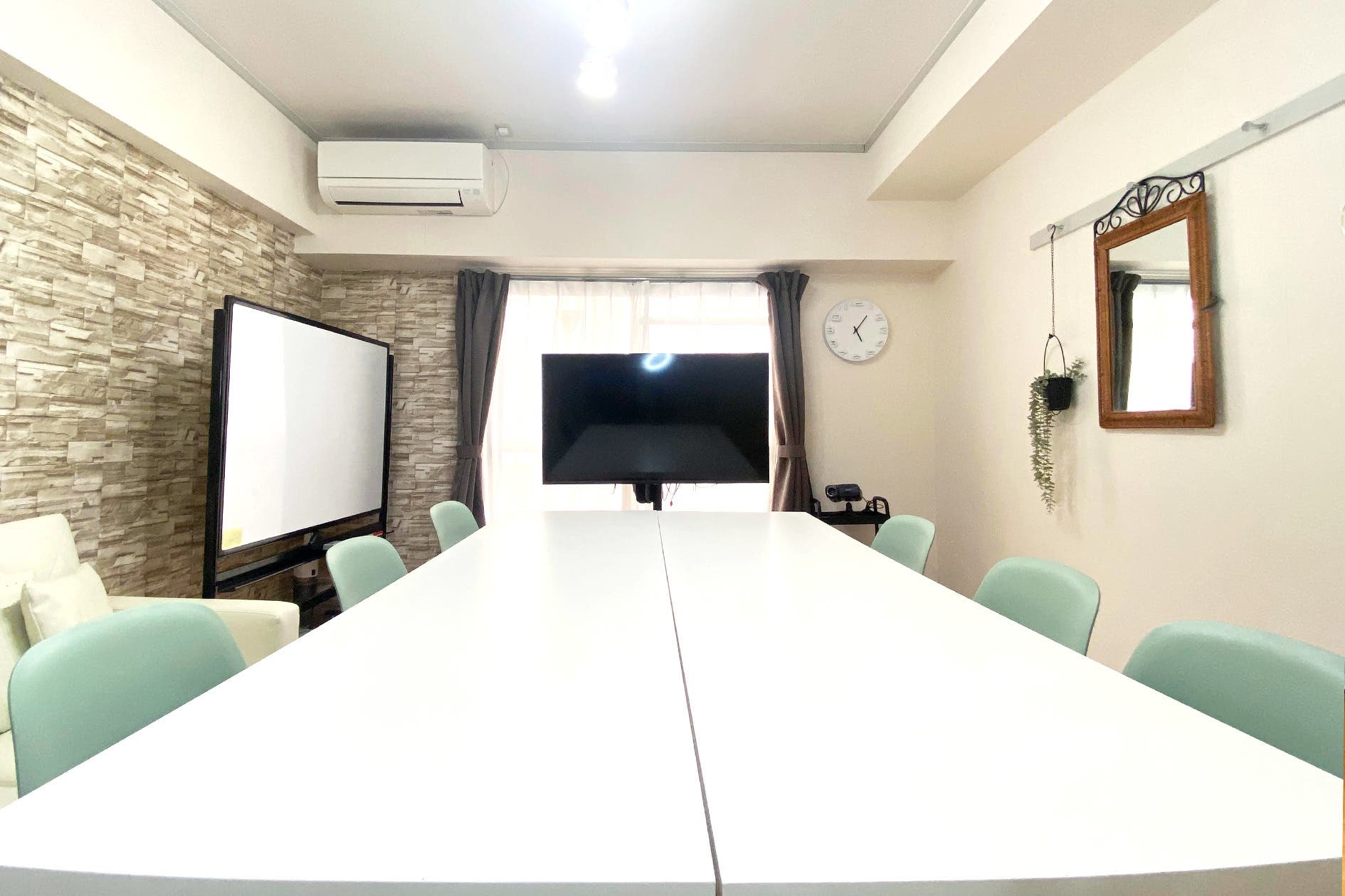 【四条駅・烏丸駅3分】最大6名/高速Wifi/最大100㌅プロジェクター/50㌅大型TV/飲食OK/セミナー・リモートに最適！の写真5