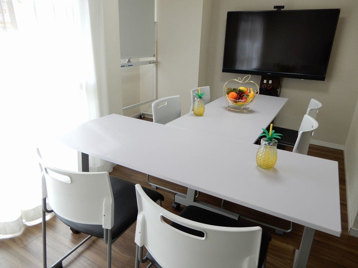 【無料!光＋WiFi＆55インチ4Kモニタ】北千住駅仲町出口徒歩2分！貸会議室で飲み会OK!ネイルライトと施術ベッドで開業支援！の写真4