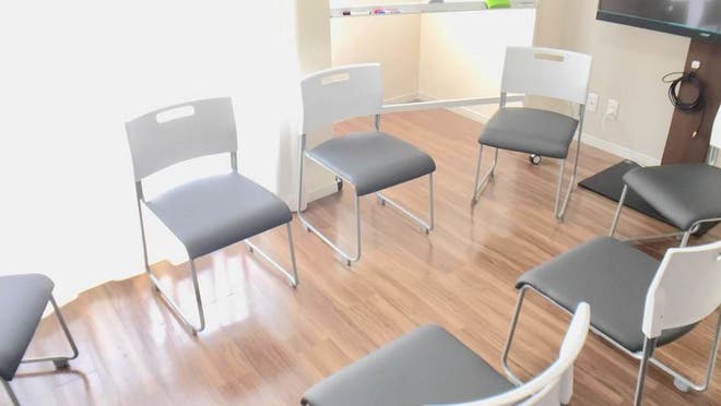 【無料!光+WiFi&55インチ4Kモニタ】北千住駅仲町出口徒歩2分!貸会議室で飲み会OK!ネイルライトと施術ベッドで開業支援!の写真8