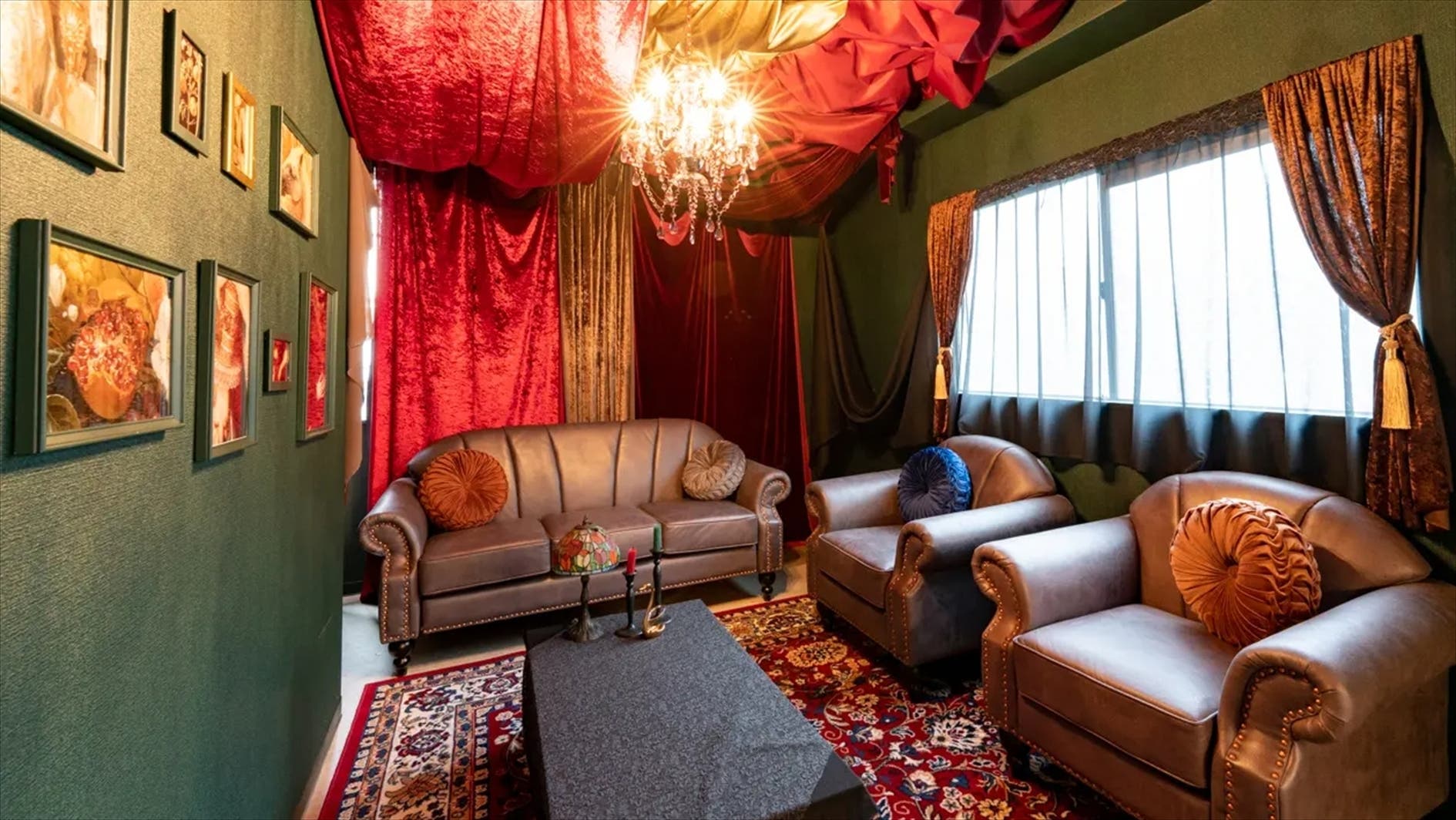 🎄クリスマスコス🪅ゴシック👠×白家具×ゲーミングブース🚥｜メイク＆更衣室完備｜撮影機材無料｜ヴェール秋葉原[30]の写真3