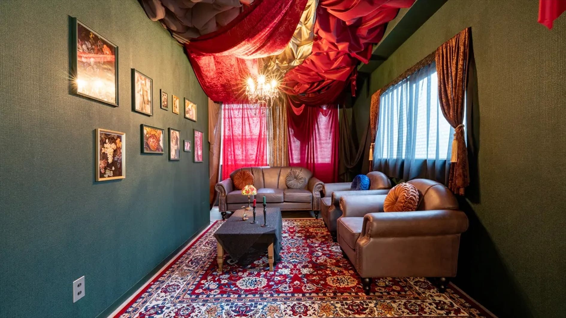 🎄クリスマスコス🪅ゴシック👠×白家具×ゲーミングブース🚥｜メイク＆更衣室完備｜撮影機材無料｜ヴェール秋葉原[30]の写真11