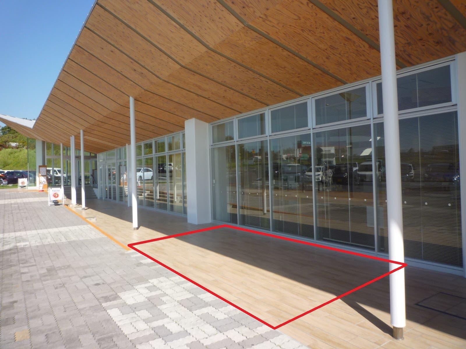 【既設阿久比下りパーキングエリア】お土産前　庇下スペースの写真2