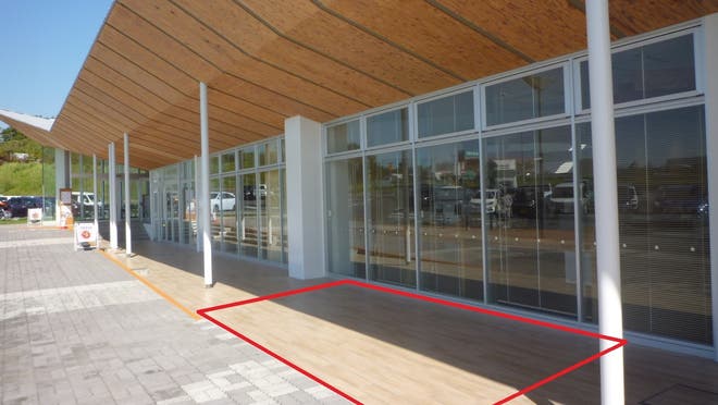 【既設阿久比下りパーキングエリア】お土産前 庇下スペースの写真2