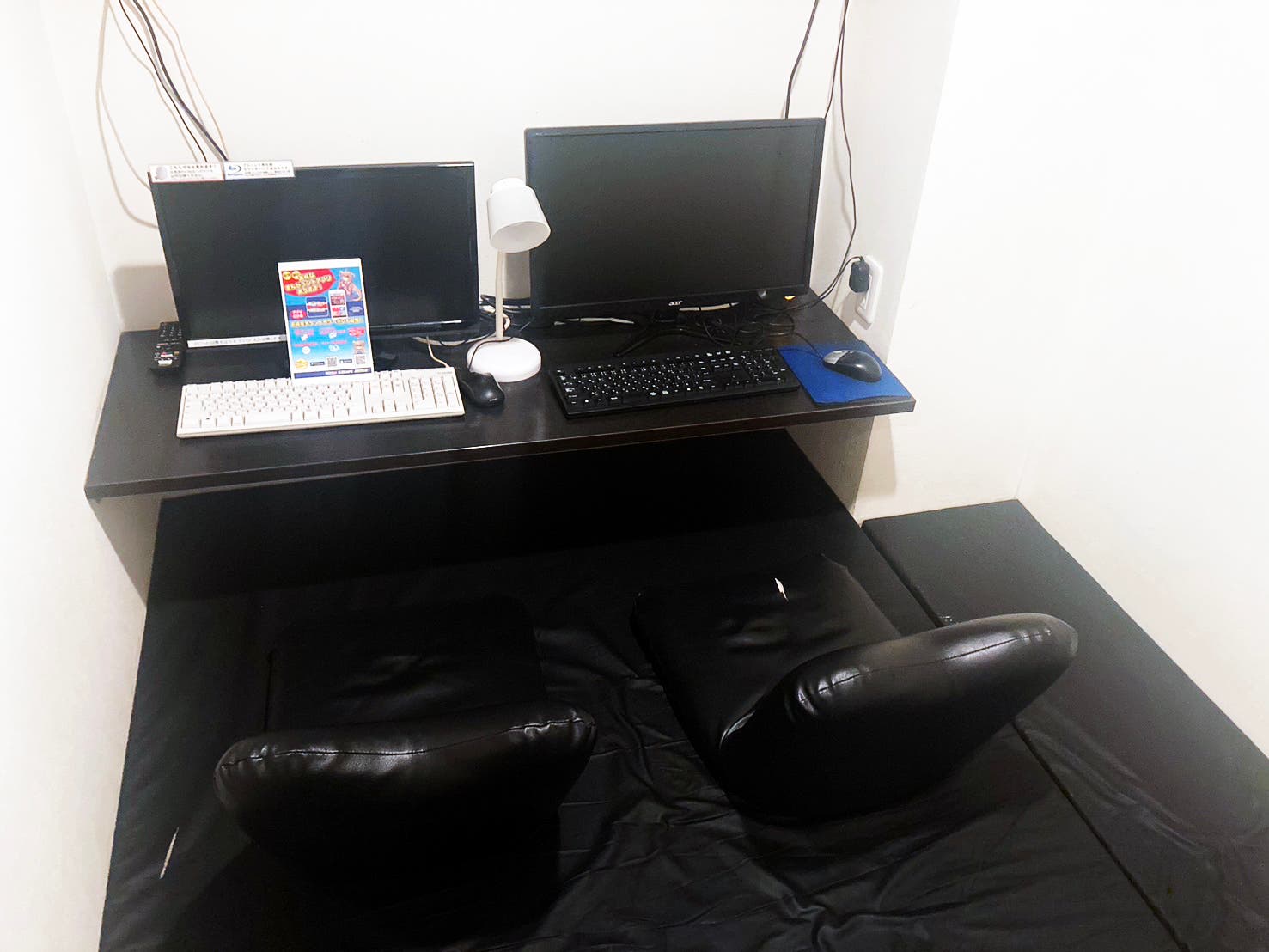 JR本八幡駅から徒歩１分、２４時間いつでも使える、防音完全個室ツインPCワイドフラット席の写真1