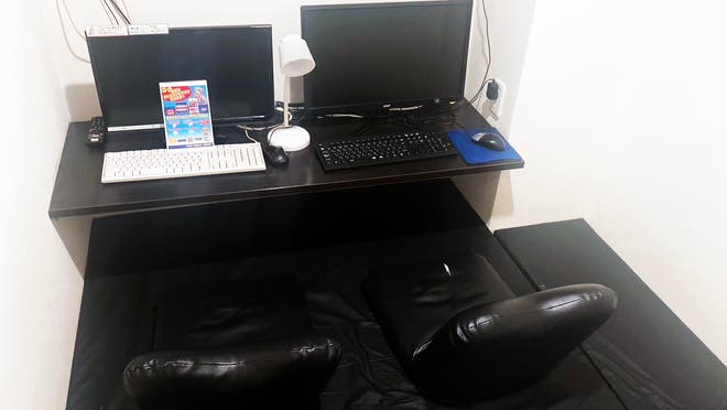JR本八幡駅から徒歩1分、24時間いつでも使える、防音完全個室ツインPCワイドフラット席の写真1