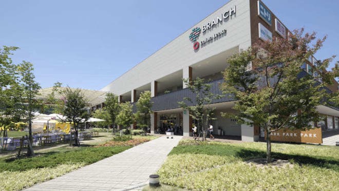 【BRANCH大津京】ブランチさんかく広場②(エスカレーター前)の写真1