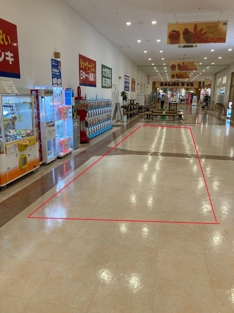 【フレスポ東大阪】2Fユニクロ前(屋内)の写真2