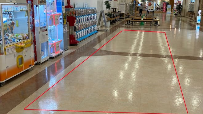 【フレスポ東大阪】2Fユニクロ前(屋内)の写真2