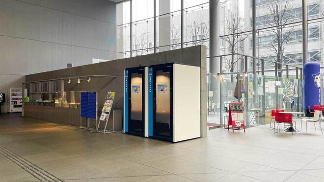 【テレキューブ】明治大学アカデミーコモンの個室型ワークブース(225-01)です。視線と音を遮る、プライベートな集中環境。の写真1