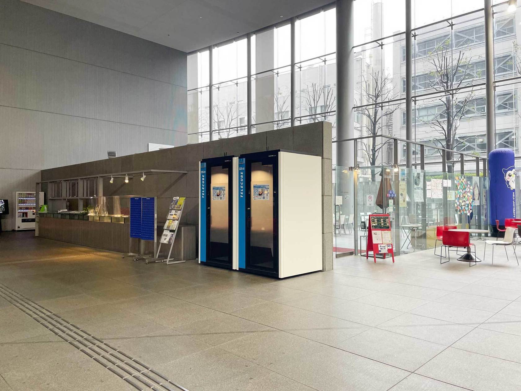 【テレキューブ】明治大学アカデミーコモンの個室型ワークブース（225-02）です。視線と音を遮る、プライベートな集中環境。の写真1