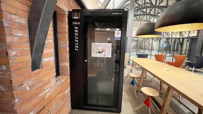 【テレキューブ】ソラリアステージの個室型ワークブース(230-01)です。視線と音を遮る、プライベートな集中環境。の写真1