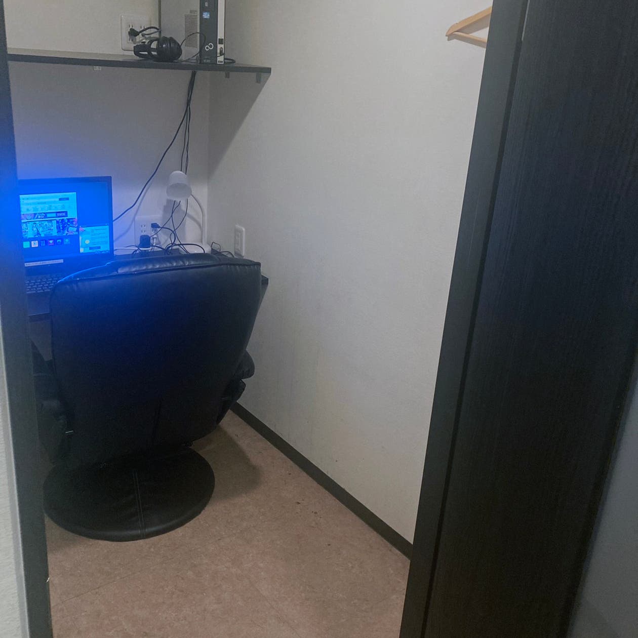 JR本八幡駅から徒歩１分、２４時間いつでも使える、防音完全個室シングルフラット席の写真2