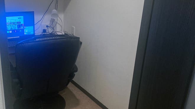 JR本八幡駅から徒歩1分、24時間いつでも使える、防音完全個室リクライニング席の写真2